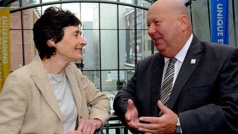 Schools should 'share best teachers', report claims - BBC News