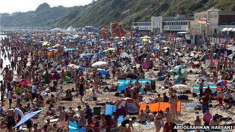Heatwave set to continue around UK - BBC News
