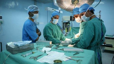Female surgeon numbers slower to rise - BBC News