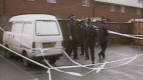 Phillip Saunders murder: Michael O'Brien seeks judicial review - BBC News