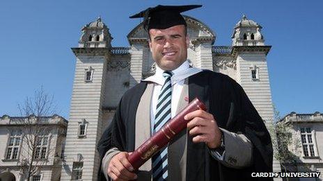 Wales and Lions star Jamie Roberts graduates as doctor - BBC News