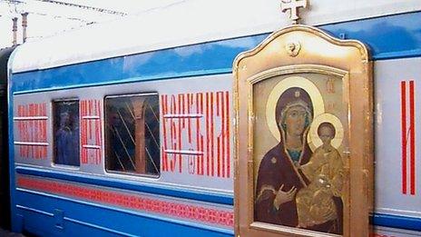 Ukraine: Church head to arrive by 'temple' train - BBC News