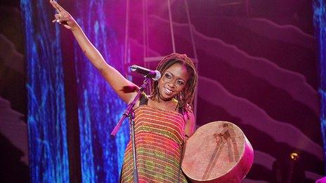 Chiwoniso Maraire: Zimbabwe singer dies, 37 - BBC News