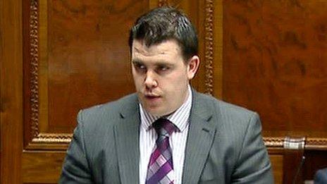 Phil Flanagan must pay damages to Tom Elliott over tweet - BBC News