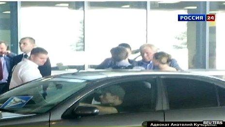 NSA spy leaks: Snowden thanks Russia for asylum - BBC News