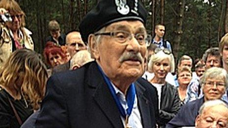 Last Treblinka death camp survivor Samuel Willenberg dies - BBC News