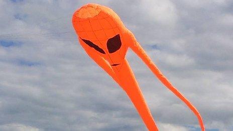 Let's go fly a kite up to the highest height - BBC News