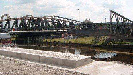 Temporary bridge created over Cheshire's River Weaver - BBC News
