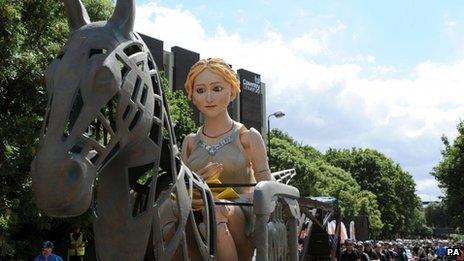 Coventry's Lady Godiva puppet in homecoming parade - BBC News