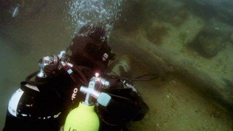 Poole Swash Channel Wreck: Raising the rudder - BBC News
