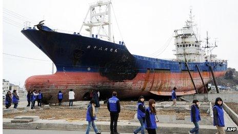 Japanese town to scrap marooned 'tsunami boat' - BBC News