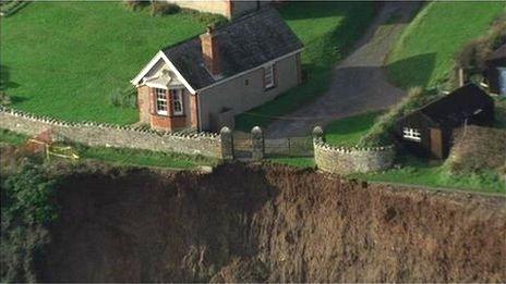 Devon cliff collapse closes coast path - BBC News