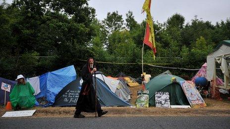 Activists descend on Balcombe 'fracking' site for protest camp - BBC News