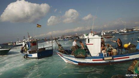 Gibraltar dispute: Spanish fishermen in reef protest - BBC News