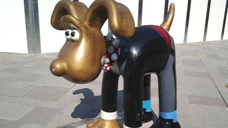 Third damaged giant Gromit sculpture in Bristol damaged - BBC News