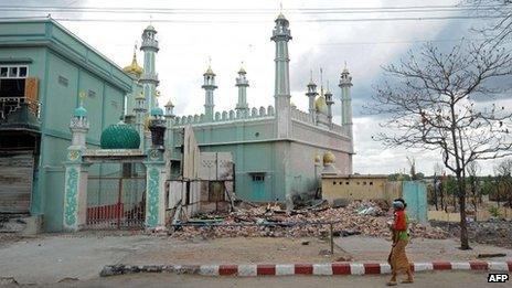 Burma violence: Rioters burn Muslim homes and shops - BBC News