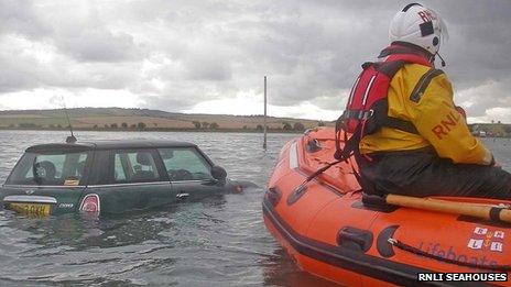 Holy Island causeway car lights spark rescue - BBC News