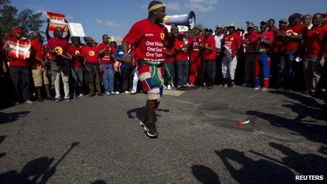 South Africa hit by wave of strikes - BBC News