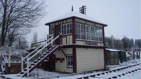 Derbyshire volunteers hold signal box vigil to mark rail crash - BBC News