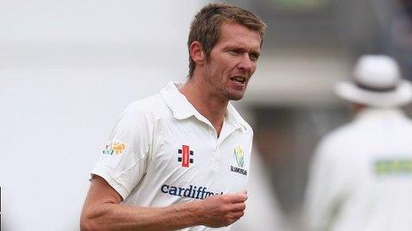 Michael Hogan wants to end career at Glamorgan - BBC Sport