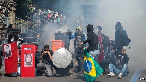 Brazil protests disrupt Independence Day celebrations - BBC News