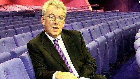 The Lowry artistic director, Robert Robson, dies at 58 - BBC News