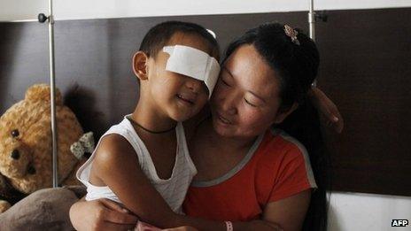 China eye-gouge case: Boy begins implant surgery - BBC News