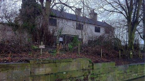 Beeston's Weir Cottages to be renovated with lottery funding - BBC News