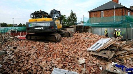 Philpott fire deaths house in Derby is demolished - BBC News