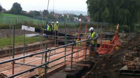 Stroud canal Dudbridge Lock gates installed - BBC News