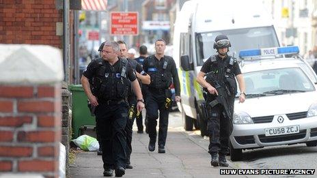 Armed police cordon off Monthermer Road in Cardiff - BBC News
