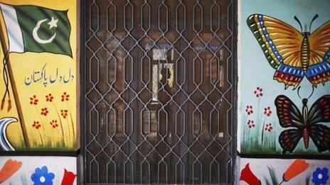 Corruption and bribery in the classroom - BBC News