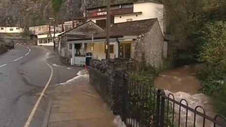 Cheddar Gorge cavers praised for flood relief help - BBC News