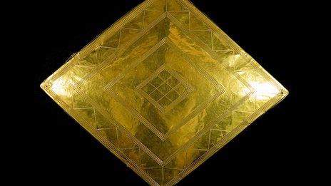 Stonehenge period gold on display at Wiltshire Heritage Museum - BBC News
