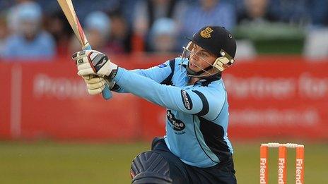 Chris Liddle: Sussex seam bowler signs new contract - BBC Sport