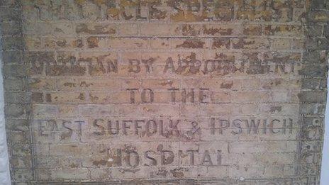 Ipswich Pickwicks coffee shop decorator uncovers painted advert - BBC News