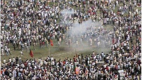 India election: BJP's Modi rally hit by deadly blasts - BBC News