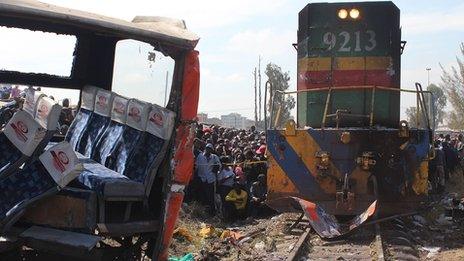 Dozens killed in bus and lorry road crash in Kenya - BBC News