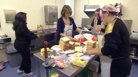Peterborough Hindu community helps after soup kitchen theft - BBC News