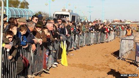 Skegness beach racetrack 'attracts thousands' - BBC News