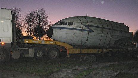 Nose of RAF Lyneham's Comet Mk2 saved by volunteers - BBC News
