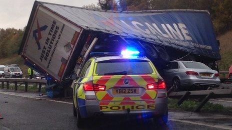 M40 southbound at Banbury reopens after truck fire - BBC News