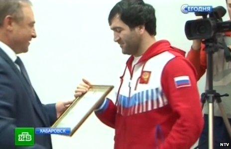 Russia: Dagestani boxers in dramatic tram rescue - BBC News