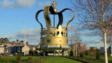 Larne: SDLP objects to 'cheap and tacky' crown on roundabout - BBC News
