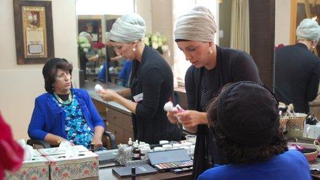 Rise of the 'secret' ultra-Orthodox Jewish beauty salons - BBC News