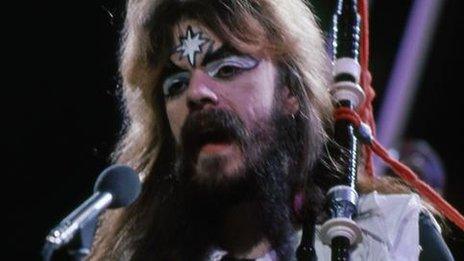 Five Christmas songs that never made it to number one - BBC News
