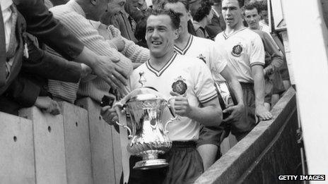 Nat Lofthouse memorabilia unveiled at Bolton Museum - BBC News