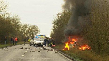 Suffolk car fire: Drivers rescue woman from crash blaze - BBC News