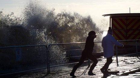 Lowestoft flooding: Aldwyck Way residents clear up - BBC News