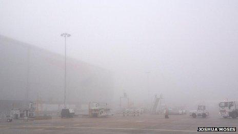 Heathrow flights resume as thick fog lifts - BBC News